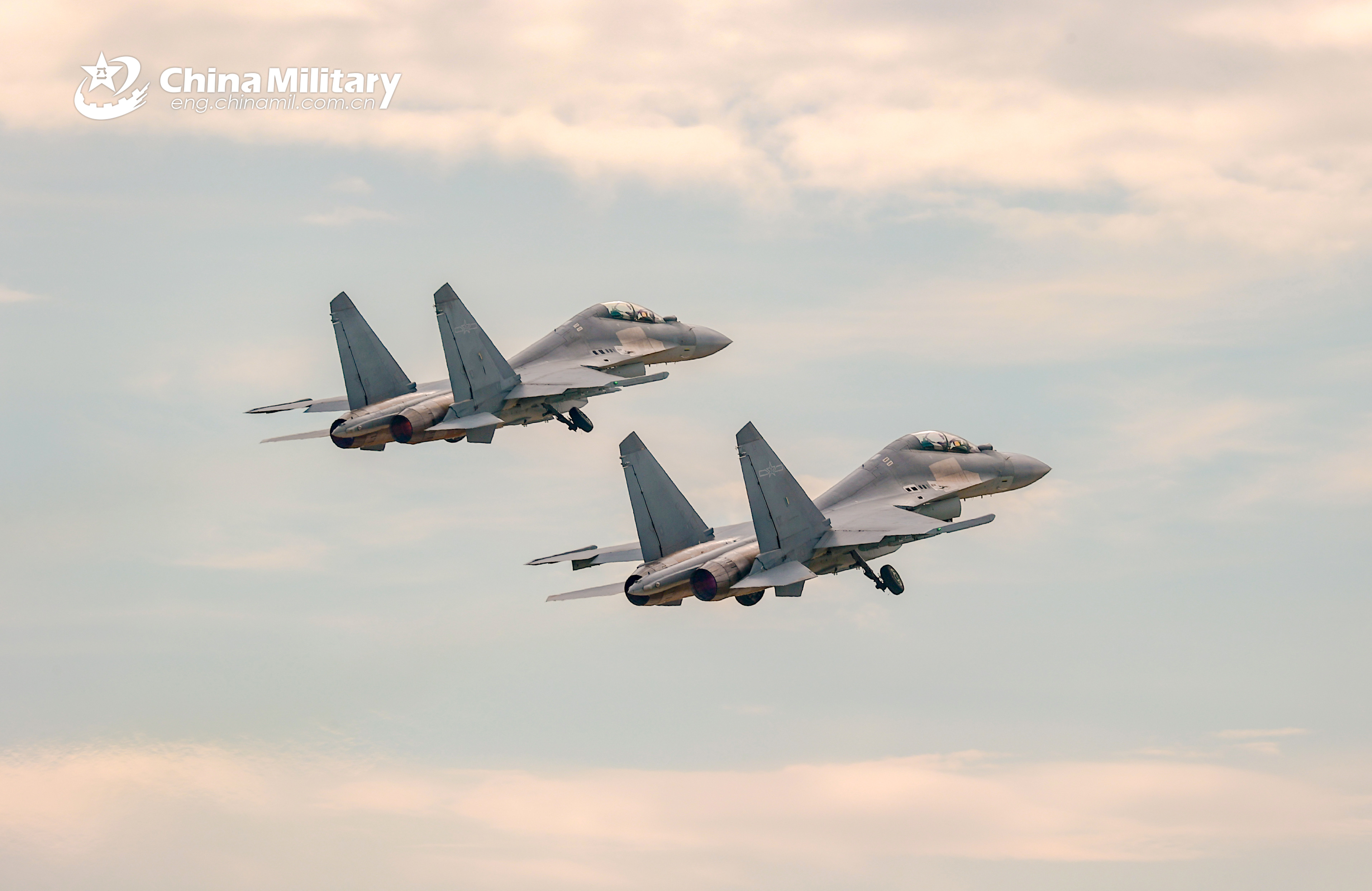 J-16 multi-role fighter jets fly in formation - Focus - 中国军网（英文版）