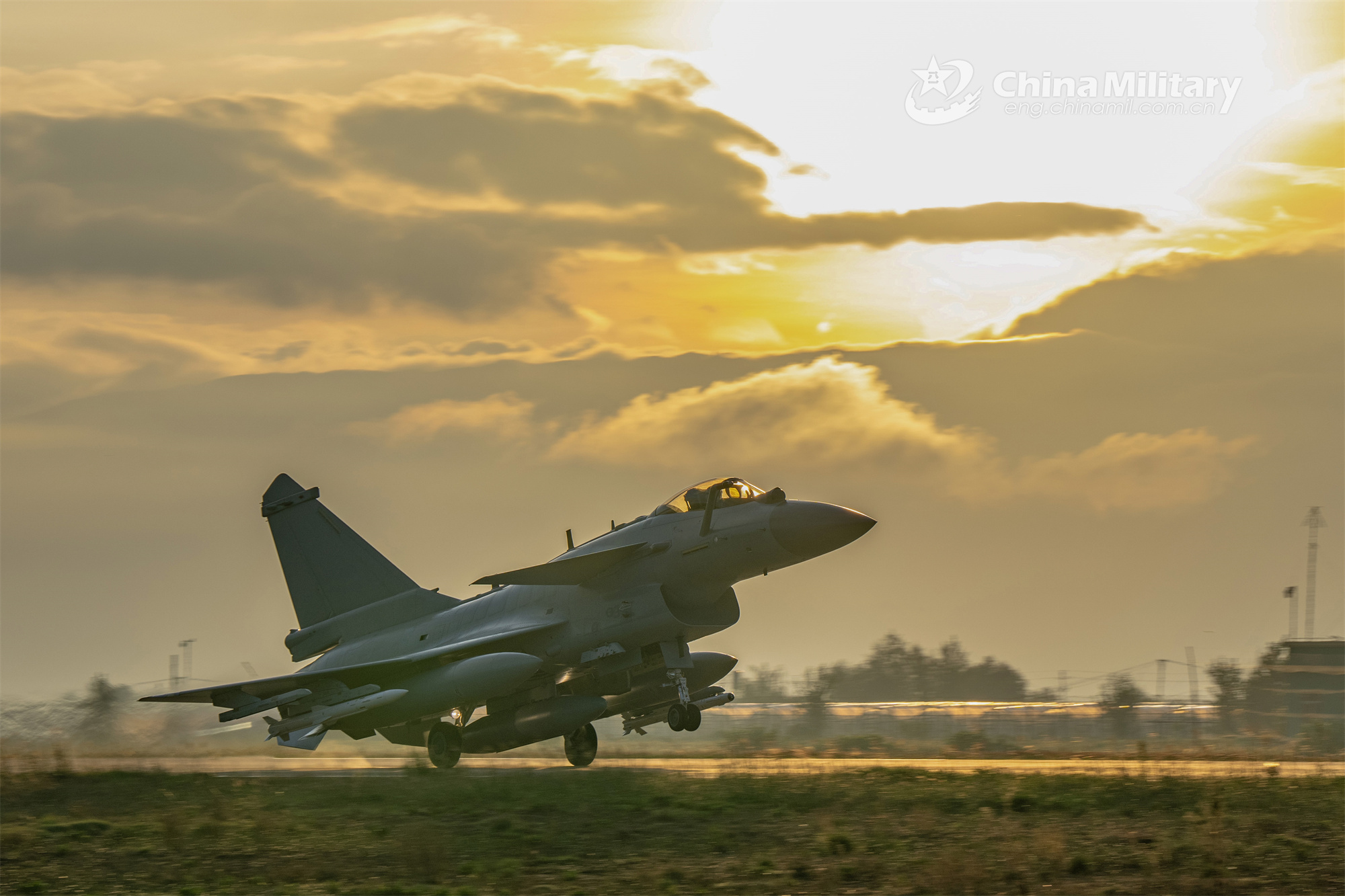 J-10 fighter jet takes off for flight training - Photos - 中国军网（英文版）