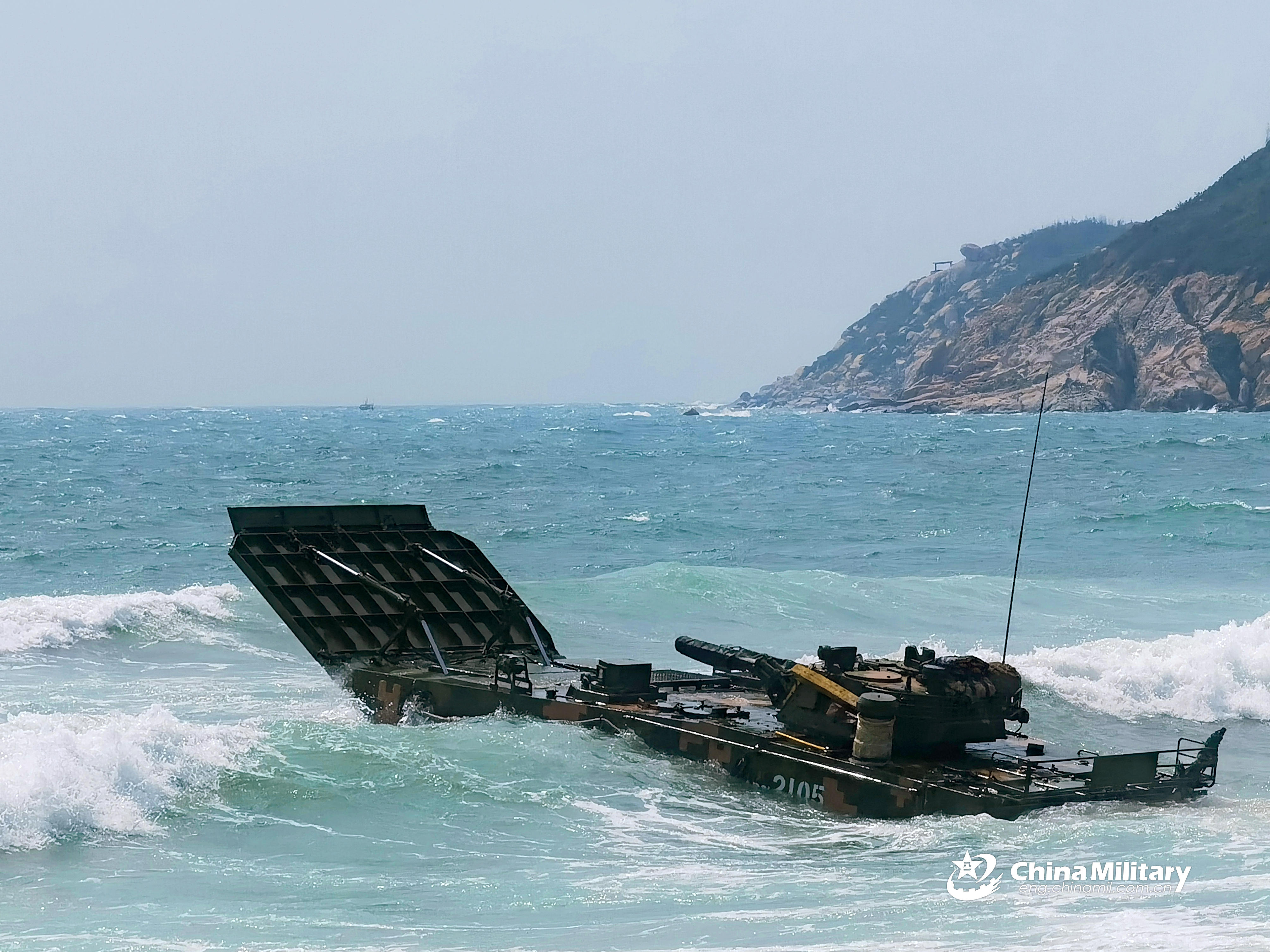 Amphibious IFV makes way to sea - Photos - 中国军网（英文版）