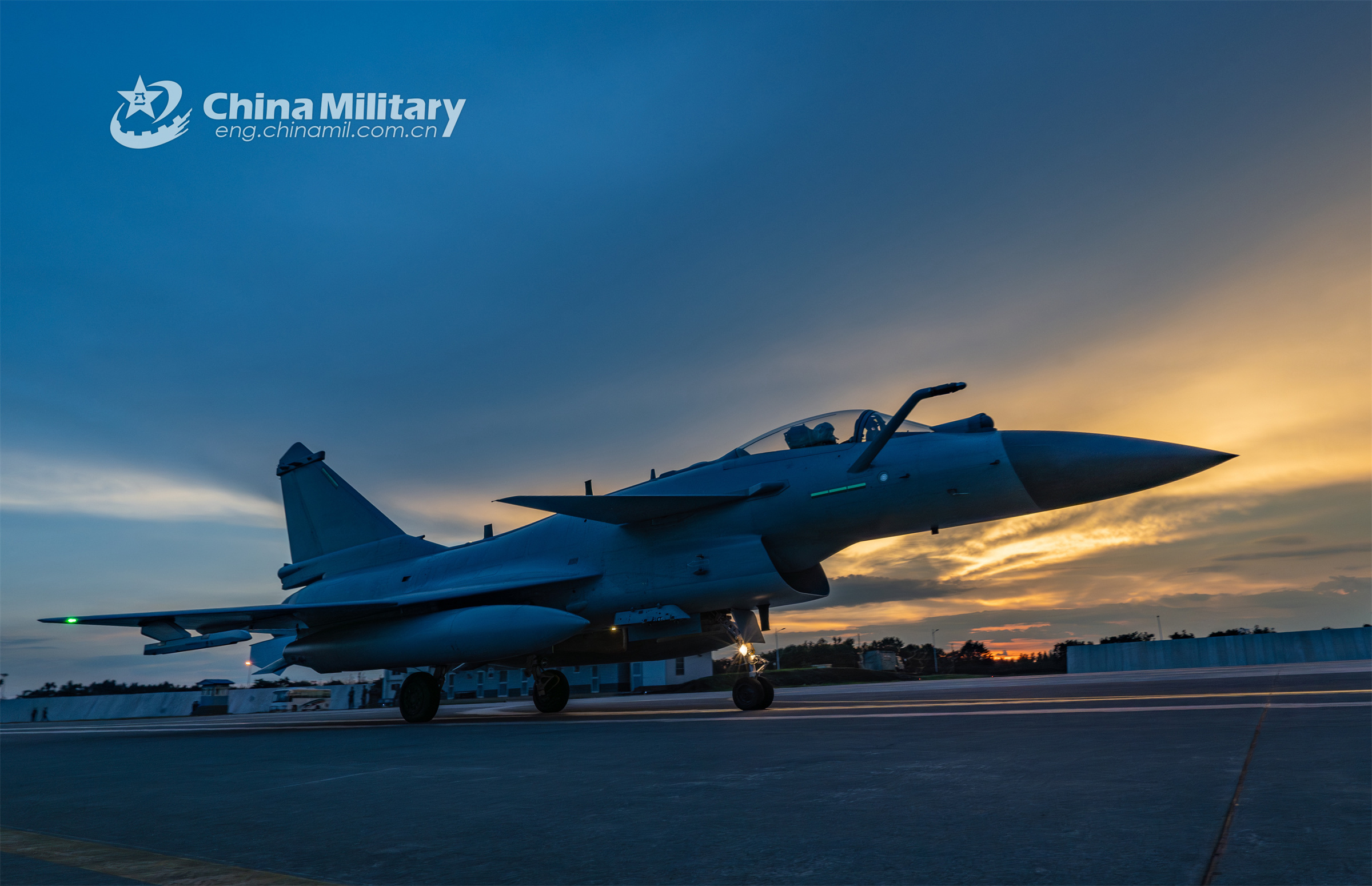 J-10 fighter jet taxis on runway - Photos - 中国军网（英文版）
