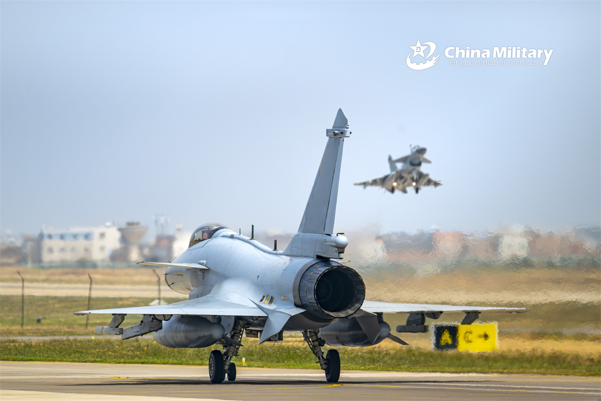 J-10 fighter jets engage in flight training - Photos - 中国军网（英文版）