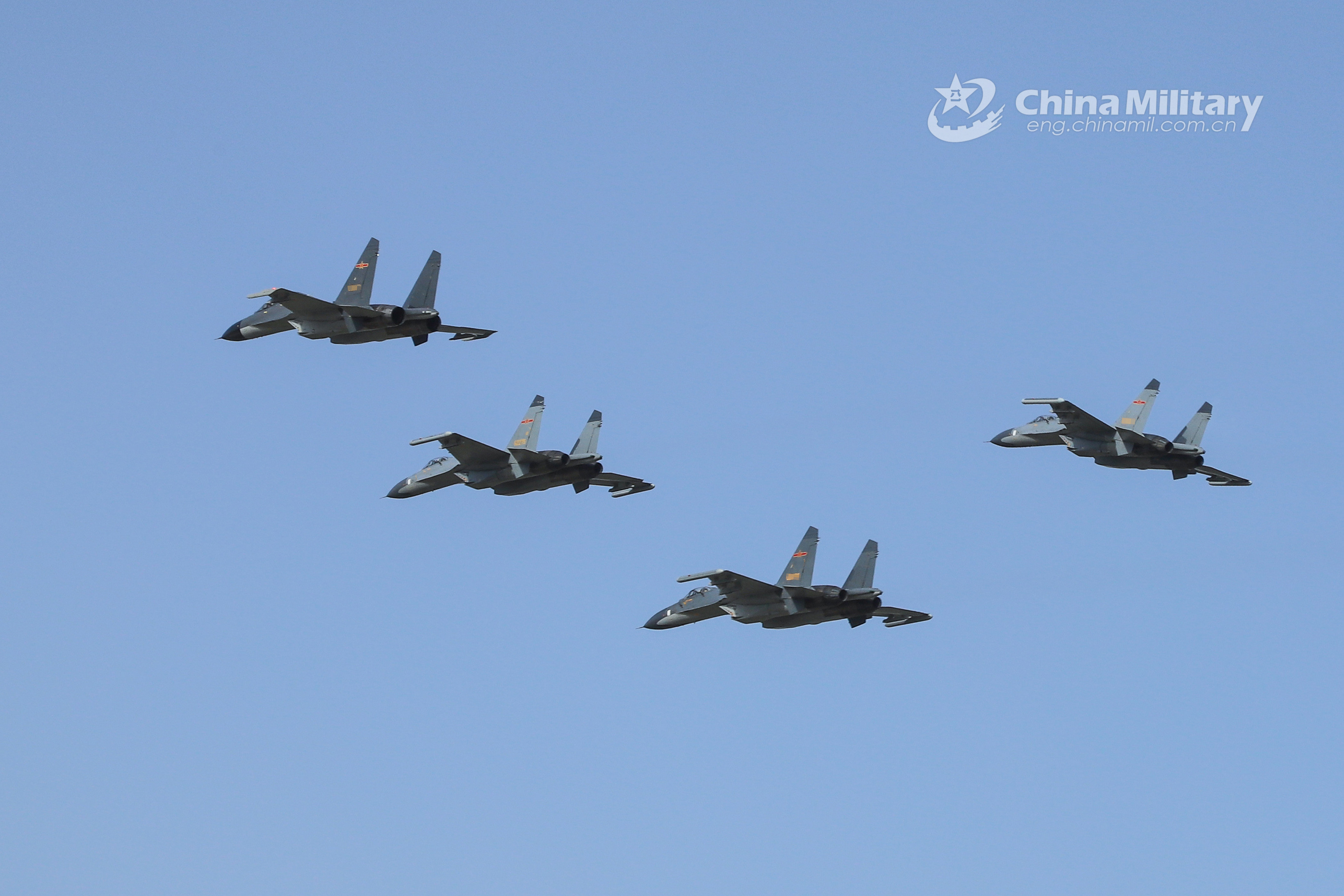 Fighter jets roar in various formations - Photos - 中国军网（英文版）