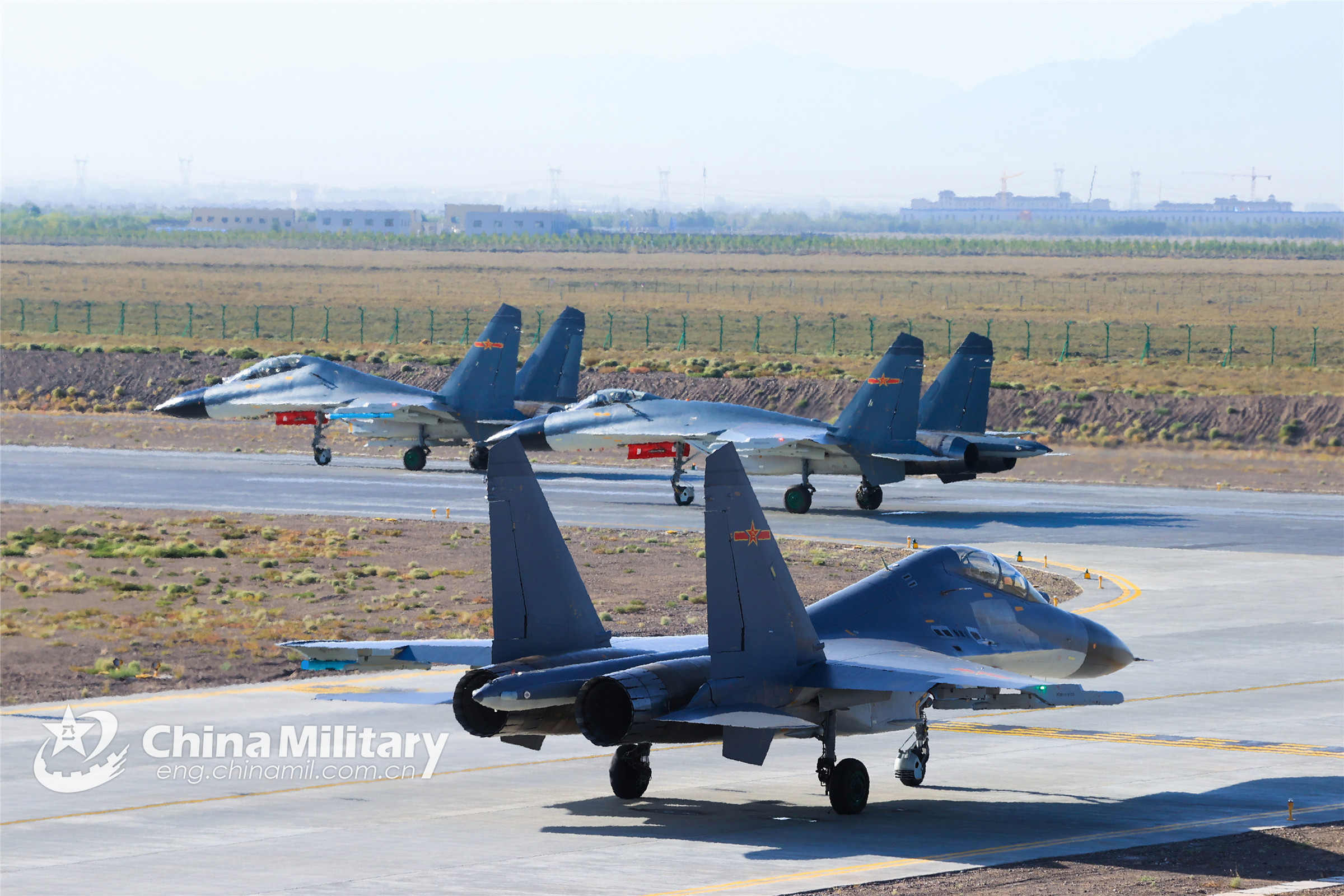 Fighter jets taxi on runway for flight training - Photos - 中国军网（英文版）