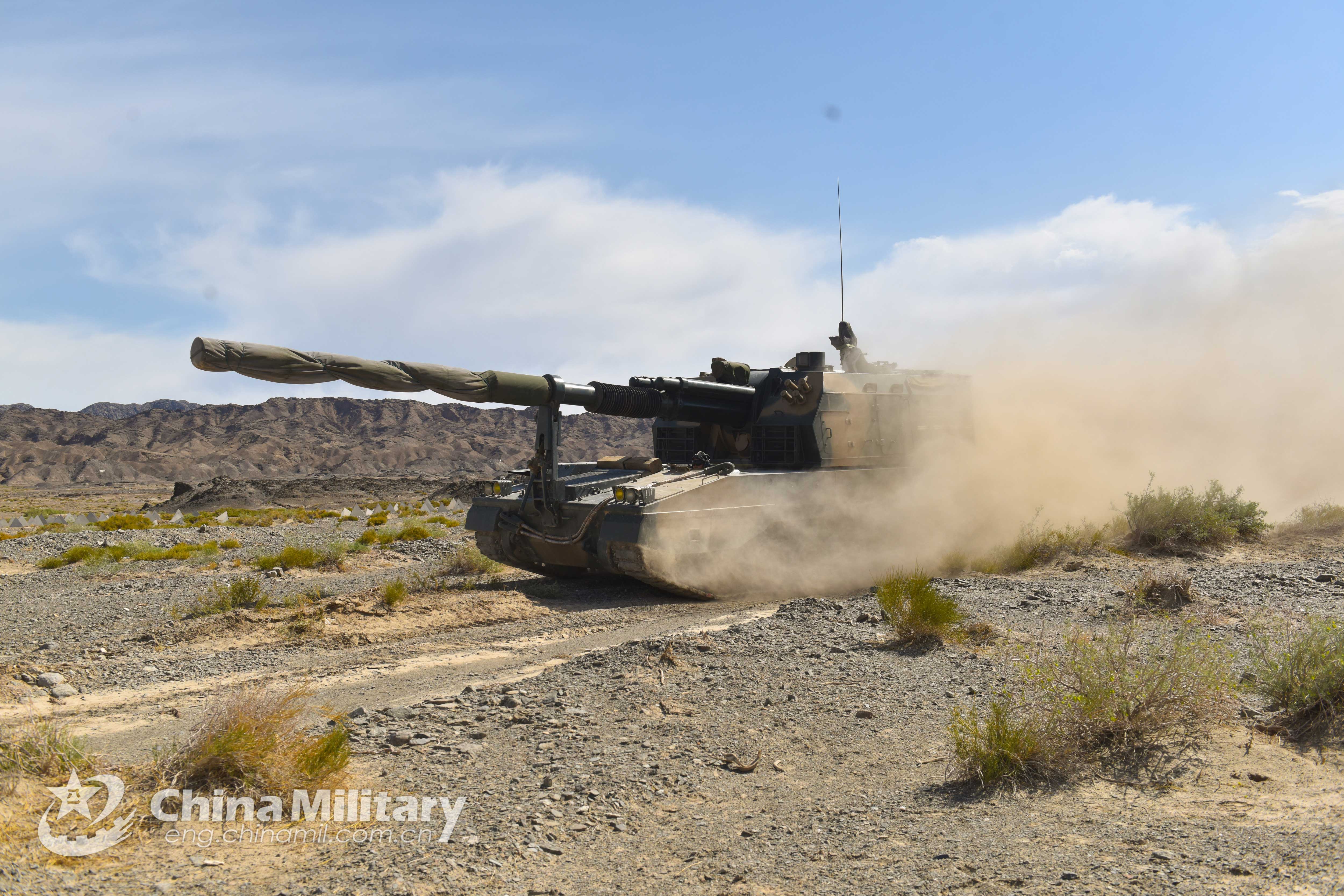 PLZ-05 155mm self-propelled howitzers maneuver in desert - Photos - 中国军网（英文版）