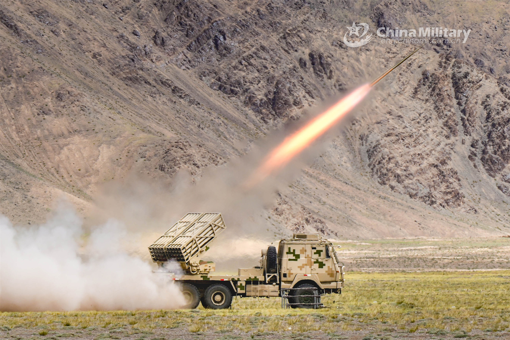 Truck-mounted multiple launch rocket systems fire at targets - Photos - 中国军网（英文版）