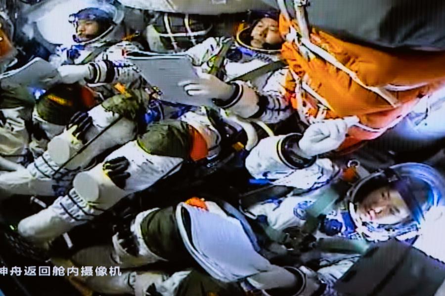 China's Shenzhou-19 astronauts deliver New Year greetings from space - China Military