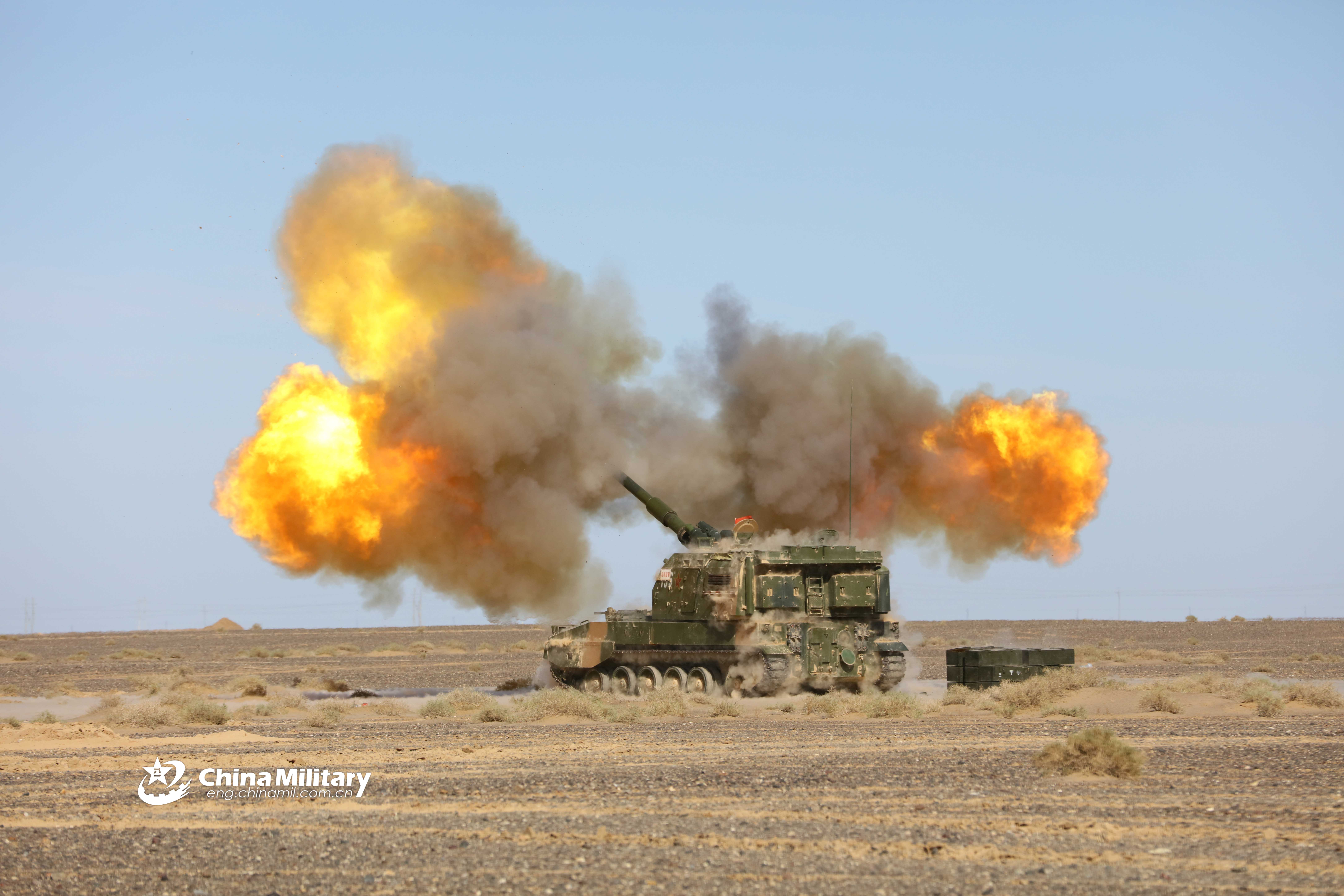 PLZ-05 155mm howitzer systems spit fires - Photos China - 中国军网（英文版）