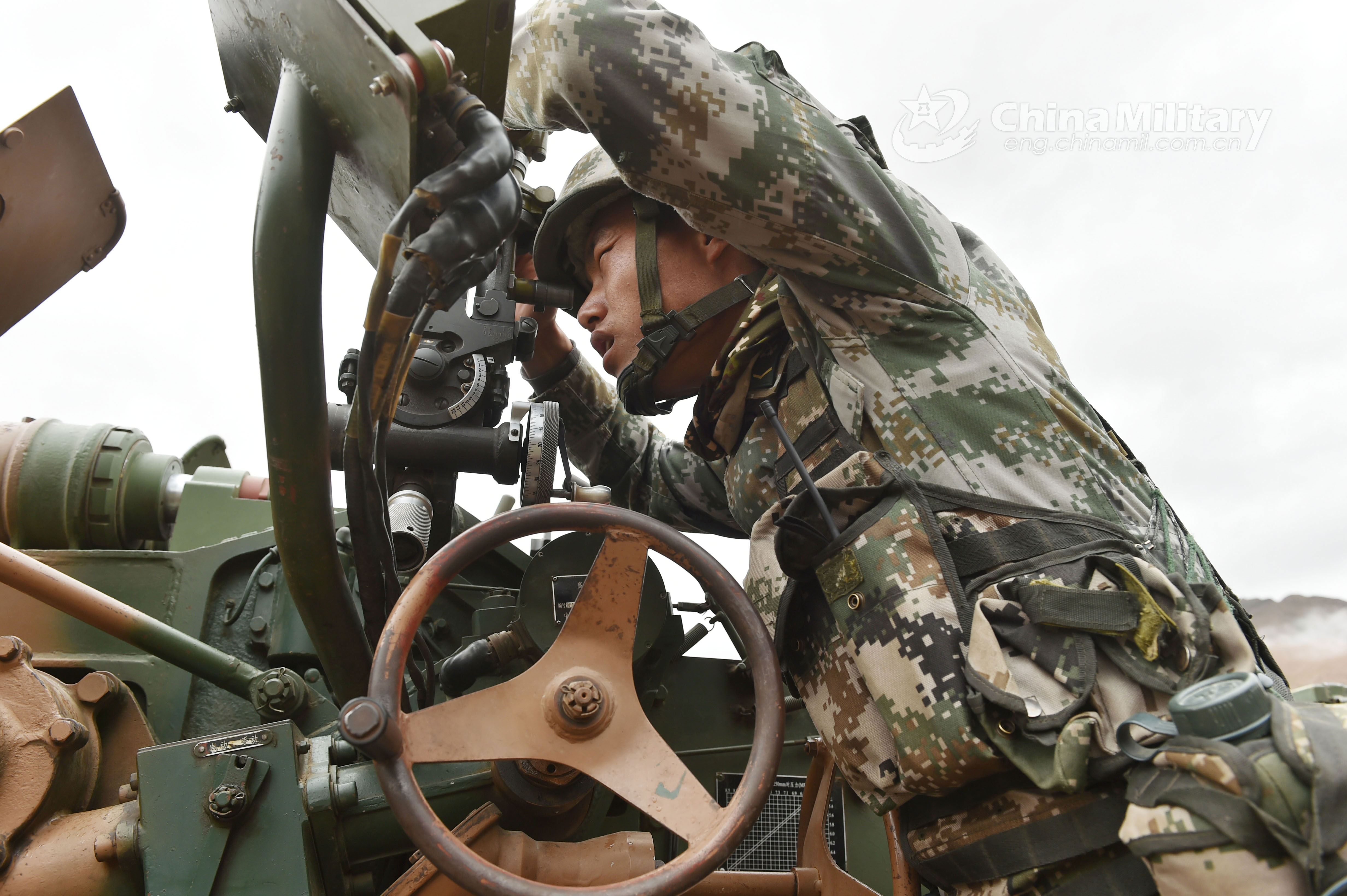Artillerymen fire PCL-09 122mm self-propelled howitzer system - Photos China - 中国军网（英文版）