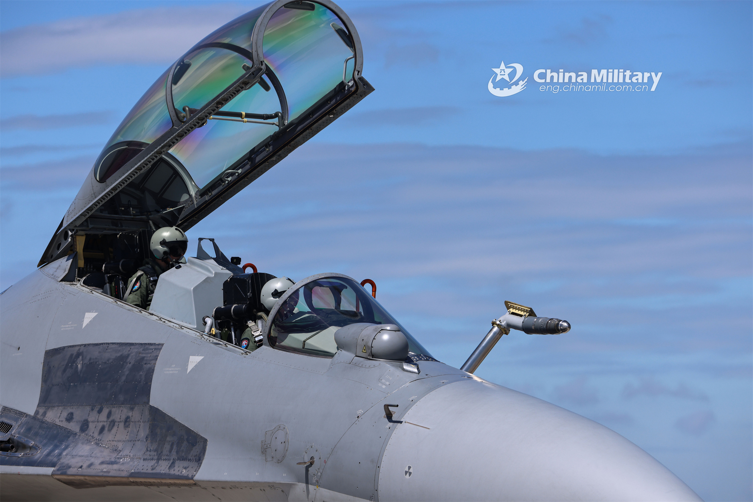 Fighter jets in air refueling training - Photos China - 中国军网（英文版）