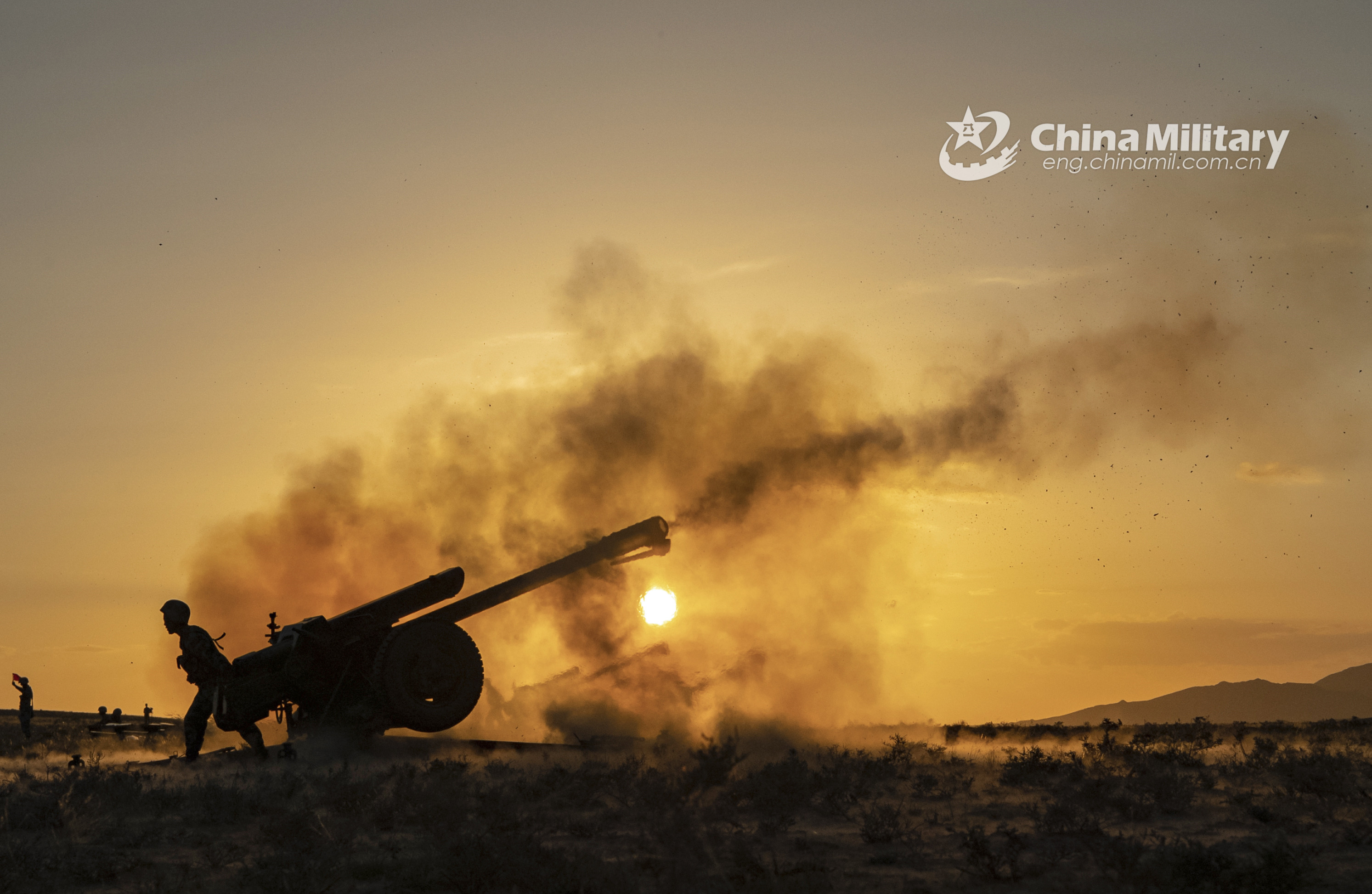 Artillerymen practice firing towed howitzers - China Military